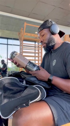 Ditching the candy for this sweet smoothie. Get powerful blending at home, at the gym, and anywhere else you go with the Ninja Blast™. 📷: @Lloyd Rose #NinjaBlast #PortableBlender #WorkoutHacks #Smoothie