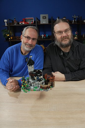 🏰 Burg Blaustein bekommt Zuwachs! Mit dem neuen Erweiterungsset erhebt sich ein gewaltiger Bergfried über eure Mauern und eine lebendige Vorburg mit Fachwerkhaus und Palisaden bringt echtes Mittelalter-Feeling ins Spiel. Kombiniert mit dem Adventskalender entsteht eine Festung, die selbst Drachen Respekt einflößt. 🐉 Also, ran an die Steine – Blaustein wartet auf euch! ⚒️ Zur Erweiterung geht's hier lang: 👉 https://ow.ly/JKGm50XpQH0 👈 🏰 Blaustein Castle just got bigger! The new expansion set