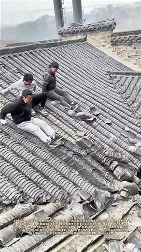 屋根の斜面を舞う：三人の匠が織りなす、滑落と蹴落としによる古瓦撤去の一挙両得術