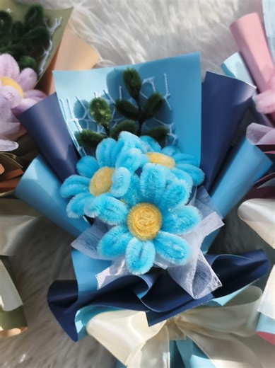 Fuzzy Wire Flowers: A Crafting Adventure