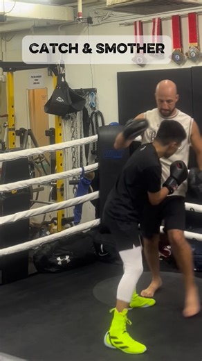 PAD’S PADS | BOXING COACH | FIGHTING & FITNESS | ONLINE 🌍 on Instagram: "How to get under the right hand… The Catch & Smother: Neutralizing the 1-2 In boxing, your defense revolves around distance. You’re either too close to get hit or too far away. Never stay in mid-range unless you’re attacking and using head movement / blocks to keep you defensively responsible. I always drill the *catch & smother* technique with our fighters to build their confidence in neutralizing that cross. Sliding smoo