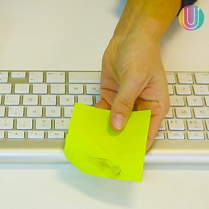 Una forma sencilla e ingeniosa de limpiar tu teclado | Simple