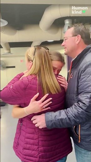 Parents fly miles to surprise stressed daughter after emotional text