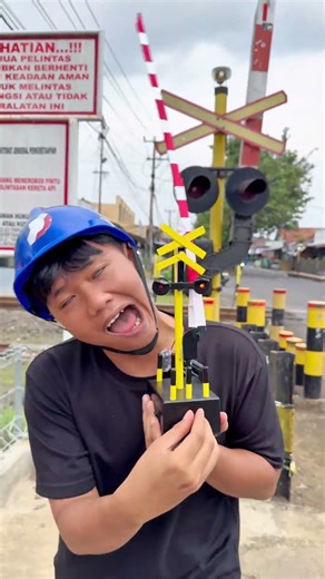 Tiba-Tiba Petugas Palang Pintu Kesurupan #palangpintukeretaapi