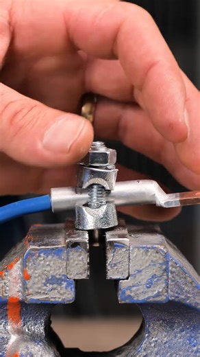 Easy DIY cable clamp fix🛠️ #DIYProjects #CraftersOfInstagram #DIYIdeas #ArtsAndCrafts #CraftYourLife #Upcycle #GetCreative #CraftingCommunity #DIYInspiration #CraftySkills #diyhomedecor | MetDaan DIY