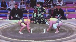 Day14 makushita jō‘i Ms6 Inami 4-2 (L) Ms1 Kyokukaiyu 4-2 (R) Spectacular KIRIKAESHI! Mongolian Kyokukaiyū was already going to jūryō, but another win or two will knock him up a few ranks. Loser took a long time to get up.. #kyushubasho2025 | Sumo Soul