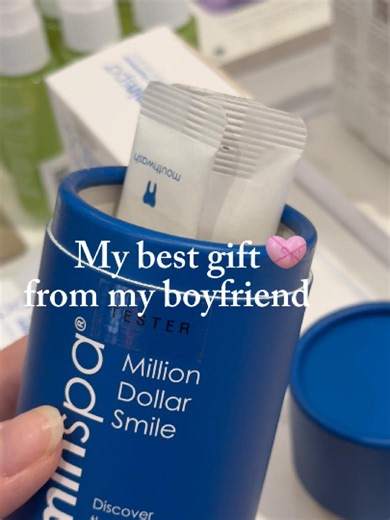 Best gift ever? I think yes. 😌 No more awkward breath during meetings or dates. These little blue tubes are my new obsession. Fresh breath all afternoon long, just like it says! 💧✨ #Vitaminspa #FreshBreathHack #CoupleGoals #MustHaves #SGBeauty #OralHygiene