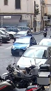 Catania: senza casco davanti alla questura, travolge un agente che gli aveva intimato l’alt, ma poi cade e viene arrestato (video) | Francesco Emilio Borrelli
