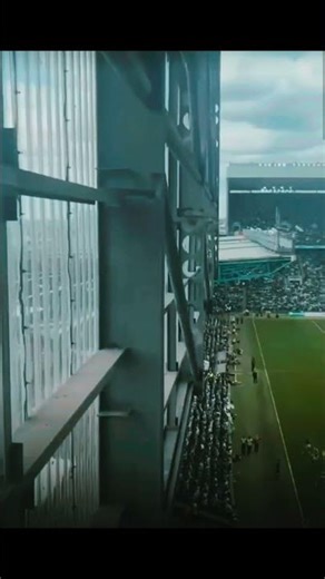 Resonance Vibrations of Structures from Crowd Jumps