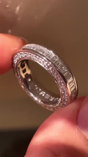 ✨ One Ring, Endless Meaning Designed for him and her, this eternity ring symbolises love without limits — equal, timeless, and everlasting. A perfect choice for weddings, anniversaries, or a shared promise. ✨ 一枚戒指 · 永恒相伴 这款 男女皆宜的永恒戒指， 象征无界的爱与长久的承诺， 简约而坚定，适合婚戒、纪念日或彼此的誓言。 📌 Customisable in width, metal colour & diamond options 📞 DM us to enquire or book a 1-on-1 consultation 📍 Showroom: 183 Jln Pelikat, SG (by appointment only) #VeylaGems #EternityRing #CoupleRings #HisAndHer #WeddingBandSG