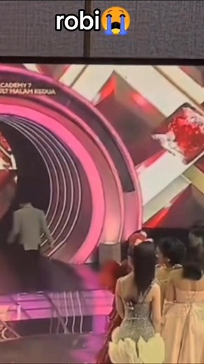 637K views · 10K reactions | Nyesek banget lihat robi keluarLucu ya, di panggung sebesar itu suara emas bisa kalah sama saldo digital. Katanya ajang nyanyi, tapi yang dinilai malah isi dompet penonton. Salah lirik dikit bisa pulang, tapi yang sering salah tetap aman asal banyak gift. Ternyata kunci juara di DA bukan di pita suara, tapi di angka rupiah—sekarang bukan siapa yang terbaik, tapi siapa yang paling disupport rekening.” #sorotan | Putri Chill | Facebook