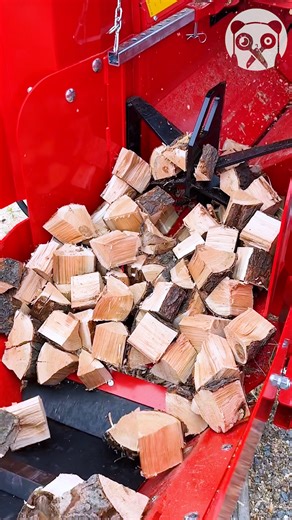 53K views · 224 reactions | The dynamic dance of wood splitting machines Partner: metsamachines TT: https://www.tiktok.com/@metsamachines | Crafty Panda | Facebook