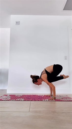 Laura | Little rituals to come back to yourself. on Instagram: "Lunch break challenge 🤭 inspired by @isabel.ditz Make time for play in your day 🤸🏽‍♀️ Message me for instructions. #laurayogabliss #yogapractice #littlerituals #joytotheworld #reverseit"