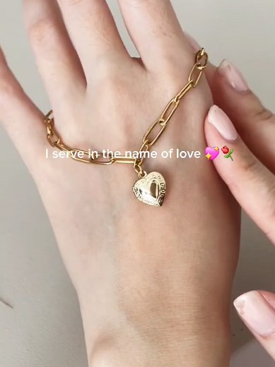 I enjoy the life of serving in the name of love to everyone else 💕🌷#baeysic #locketnecklace #customnecklace #locketbracelet #initialbracelet #JewelryWithMeaning