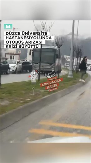 www.duzcesondakikahaber.com on Instagram: "ÜNİVERSİTE HASTANESİ YOLUNDA OTOBÜS ARIZASI KRİZİ BÜYÜTTÜ Düzce’de üniversite bölgesinde yaşanan otobüs krizi sürüyor. Daha önce kooperatifle anlaşma sağlanamaması üzerine Düzce Belediyesi, kendi araçlarıyla hat çalışması yapılacağını duyurmuştu. Ancak bölgede öğrencilerin ardından bu kez vatandaşlar ulaşım sorunu yaşamaya başladı. Düzce Üniversitesi Araştırma ve Uygulama Hastanesi’ne tedavi için giden hastaların kullandığı otobüs, hastane girişinde arı