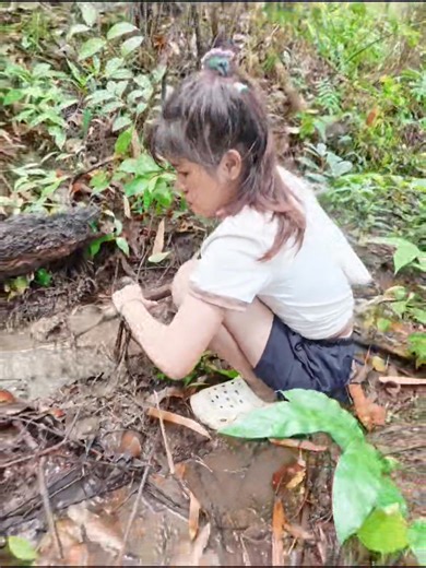 Wow Golddiscovery amazing 😱 #reelsfypシ #gold #goldenretriever #primitive #nature #golden #diamond #goldrush #GoldJewelry #reelsviralシfb | Primitive Gold