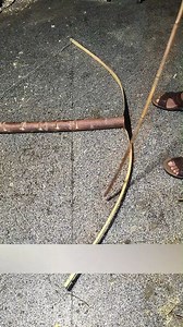 Paman ini membuat busur dengan warisan budaya yang turun temurun. | Uniknesia