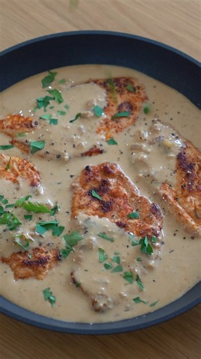 식탁일기 table diary | 요리ㆍ베이킹 on Instagram: "🍷 홈스토랑 필수품 · 깊고 진한 풍미의 치킨 스톡 · 담백하고 깔끔한 야채 스톡 이제 집에서도 레스토랑 같은 맛을 낼 수 있어요. 👉 SSG 미식관 새벽배송으로 신선하게 받아보세요! 📢 9월 11일 ~ 24일, 단 2주간 20% 할인 📢 🛒 레시피 속 제품 한 번에 보기 http://ssg.li/3N9i4n2p0l 🥘새벽배송 스타 다도 델리카토 치킨맛 100g http://ssg.li/aFzxvpV4BT 스타 다도 베지탈레 야채맛 100g http://ssg.li/ejpjp70mMw 자세한 레시피는 유튜브 '식탁일기'에🎬 크림 치킨🍽 닭가슴살 2개 고운 고춧가루 마늘가루 무염버터 20g 올리브유 다진마늘 1큰술 다진양파 1/4개 생크림 200ml 치킨스톡 1/4개 (스타다도 델리카토 치킨맛) 후추 파슬리 양파수프🥣 양파 500g 올리브유 무염버터 15g 다진마늘 10g 밀가루 10g 화이트 와