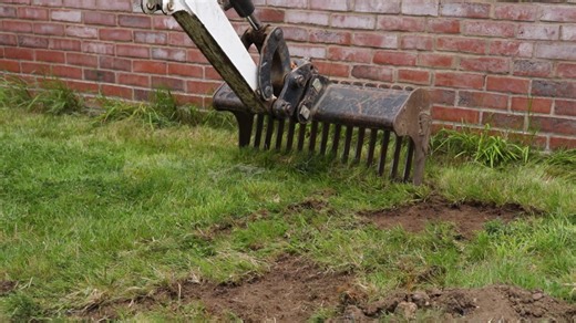 Need to get rid of turf without removing too much topsoil? You need a rake riddle bucket!🪨 The narrow-spaced tines on a rake riddle bucket allow you to carefully peel back the turf, without removing too much soil. And then like a riddle bucket, you can shake off any excess mud before discarding the turf 🏘️ ALS Landscaping shows just how hard this bucket works! A bit of wear and tear? Sure - but it’s been put to the test by multiple teams over many years and keeps going strong💪 Rhinox rake rid