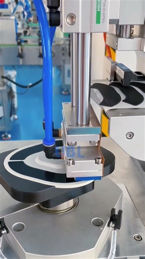 Special shaped label labeling machine