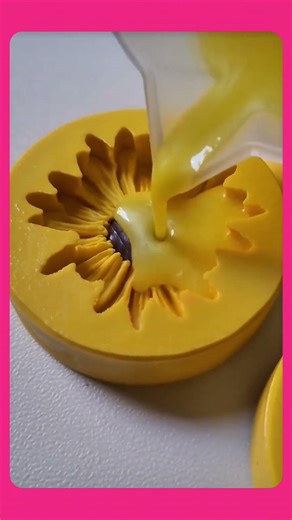 A flower-patterned silicone mold used for cakes or pudding, creating beautiful and detailed shapes.