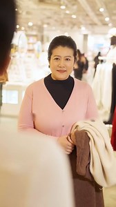 1.2M views · 10K reactions | Cô gái tốt bụn.g trả lại túi hi.ệu cho bà cô trung niê.n đến mua quần áo để quên. Không ngờ chủ nhân của chi.ếc t.úi lại là chủ tịc.h già.u có và cái kết... | Luiz Felipe " LF " Moraes | Facebook