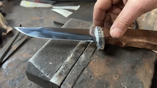 A bucket of screws becomes a patterned blade