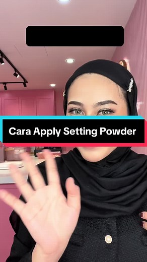 Cara Apply Setting Powder for a Flawless Finish