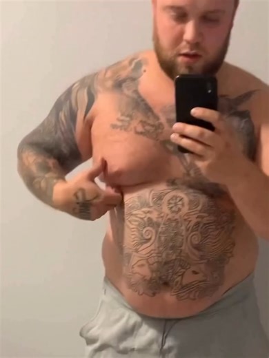 beefymuscle.com👍 Fat or cut? beefymuscle.com admires beefy massive bulky #muscle #musclehunk #musclebear #bodybuilder #powerlifter lifter beefymuscle musclechub pecs biceps workout fitness gym bodybuilding motivation 肉壮 肌肉 壮熊 健身