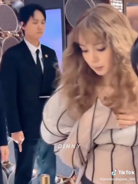 LISA at the Louis Vuitton Visionary Journey exhibition in Seoul 🐣💛 #BLACKPINK #LISA#LLOUD #LISAxLouisVuitton