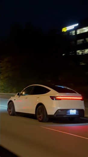 2026 Tesla Model Y Juniper Drive on Freeway | Top Speed Test