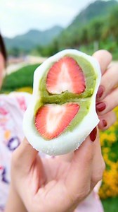 🎊มาเที่ยวเขาใหญ่แต่ได้ฟิวเหมือนมาฮอกไกโด🇯🇵 หรือว่านี่จะเป็นที่มาของคำว่า 🌸โลกสวยเหมือนอยู่ในทุ่งดอกลาเวนเดอร์กันละคับเนี่ย บอกแฟนว่าอยากไปเดทที่ญี่ปุ่น🎎🎏 แต่ไม่แปลกใจเลยที่ทำไมแฟนถึงพามาที่ 🌸Hokkaido Flower Park khaoyai🌸 ก็ที่นี่เค้าเป็นสวนดอกไม้สไตล์ญี่ปุ่นที่มีคาเฟ่น่ารักๆ มีขนมไดฟุกุแป้งหนุบหนับแสนอร่อย🍓🍓🍓 ไส้สตอเบอรี่ลูกสดๆโต กินกับไอศครีมนมฮอกไกโด และเครื่องดื่ม ยิ่งอร่อยชื่นใจ 🍦 สวนดอกไม้ของพี่เค้าก็มีดอกไม้หลายอย่าง พอถ่ายรูปออกมาได้สีสวยสดมากๆ มีมุมถ่ายรูปเยอะ มีชุดยูกาตะและช