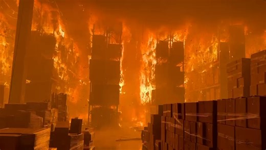 Un vasto incendio, con fiamme alte fino a dieci metri, è in corso da questa mattina all'interno di Terminal Puglia, uno dei più importanti centri logistici del Sud Italia. Le fiamme sono divampate poco le 7 lungo la strada che collega Rutigliano ad Adelfia, nel Barese. Sul posto sono al lavoro diverse squadre dei vigili del fuoco a cui spetterà risalire alle cause del rogo. La colonna di fumo nero provocata dal fuoco è visibile da centinaia di metri di distanza. Il Terminal Puglia è uno dei più 