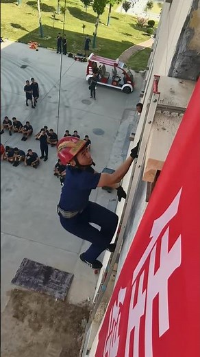 Firefighters climbed the emergency ladder (hook ladder) to reach the fourth floor in 15 seconds!