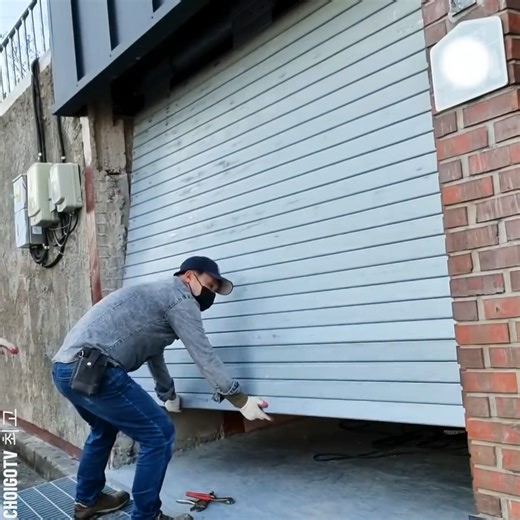 9.7K views · 71 reactions | Installing an electric shutter door Partner: 최go tv YT: https://www.youtube.com/channel/UCC7CpZBV1yKfxi_dH04vuYQ/videos. | Bored Panda Art | Facebook