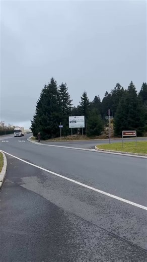 Check-in in Oberhof! ❄️📍 Die Infrastruktur für den BMW IBU Weltcup Biathlon 2026 steht dank unseres National Suppliers @algeco_germany! Die individuellen Container-Module stehen bereit und werden bereits aktiv genutzt, beispielsweise als spezielle Wachscontainern von ALGECO in denen die Profis von TOKO das Material auf Weltcup-Niveau vorbereiten. 🔧 Ob als Wachs-Lager oder als moderner Rückzugsort für die Service-Crews – ALGECO liefert den Raum für Höchstleistungen hinter den Kulissen. 💪🏗️ Es