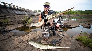 BowFishing MONSTER Fish in TINY Ponds!! | Jiggin' With Jordan