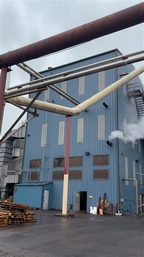 Did you know that a Montana mill turns wood chips into energy? ⚡️🌲 F.H. Stoltze Land & Lumber Company in Columbia Falls was established in 1912 and creates 700 products from seven species of wood. The mill generates hundreds of tons of residuals like chips, sawdust, and planer shavings. Since 2013, Stoltze has partnered with Flathead Electric Cooperative, Inc. to utilize its residuals and produce a clean biomass energy. The co-generation plant operates by burning a mix of clean wood chip materi