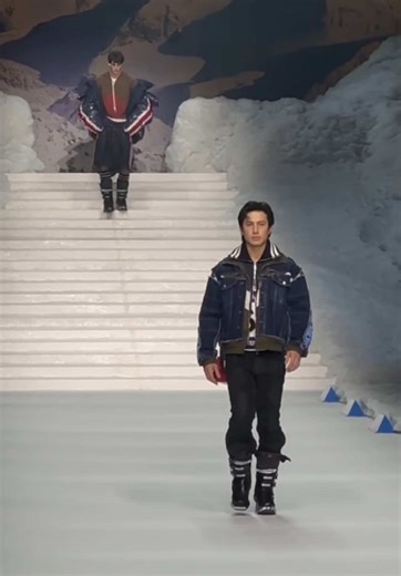 Il y a toujours une première fois : #HudsonWilliams, acteur de la série #HeatedRivalry, fait ses débuts sur le podium en tant que mannequin en ouvrant le défilé automne/hiver 2026–2027 de #Dsquared2, présenté à l’occasion de la #MMFW.