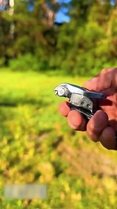 [Ultimate locking, one pull to tighten] Powerful lock strap: secure everything, rock solid! Things swinging around in the car? Baggage falling apart in transit? Is traditional rope difficult to tie and untie? What you need is a physical locking solution. This "ultimate lock fastening strap" uses a ratchet locking mechanism and high-strength materials. It can achieve industrial-grade fastening force by manual tightening. It can be bundled, fixed, and hung with one pull and one lock, making it sta