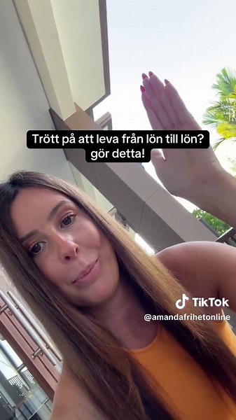 HÄR ÄR HUR: Jag var så trött på att leva från lön till lön och känna mig fast i ett 9–5. Nu bor jag på Bali och bygger en digital inkomst direkt från mobilen 📲 Här är hur jag gör & vad DU också kan göra för att lyckas: ✨ Steg 1: Välj en nisch du faktiskt är intresserad av (t.ex. hälsa, mindset, mode, ekonomi, träning du bestämmer!) ✨ Steg 2: Bestäm hur du vill tjäna pengar på den: e-böcker, affiliateprogram, UGC, kurser… det finns SÅ många möjligheter! ✨ Steg 3: Sätt upp ett system som säljer å