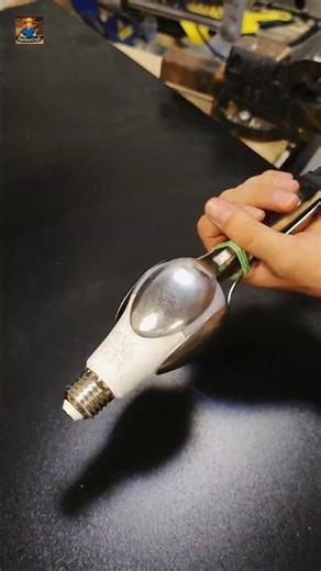 No Ladder? No Problem! Spoons & Stick Light Bulb Hack💡🤯 #LightBulbHack #SmartIdeas