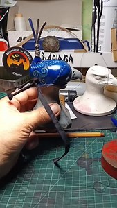 Khan bajo vuelo #falconryequipment #falconryhood #caperuzascarrera #hoodmaking #falconry #falconryequip #caperuza # | Pascual Carrera