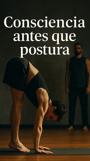 🧠 No es falta de fuerza. Es falta de consciencia corporal. El parado de manos no es una postura para “intentar”. Es una inversión avanzada que exige coordinación neuromuscular, integración del core profundo, estabilidad escapular y control de la línea media. Cuando se enseña sin preparación ni progresiones adecuadas, lo que puede parecer un reto divertido… ❌ Puede convertirse en una lesión. En personas con hiperlaxitud, inestabilidad en hombros o antecedentes de lesión cervical, esta postura pu