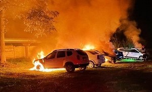 Un microbuz și opt mașini au ars pe o stradă din Bacău/ Cauza este încă necunoscută