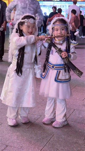 Older sister becomes docile after younger sister in Inner Mongolia gets weapon #Twins#shorts
