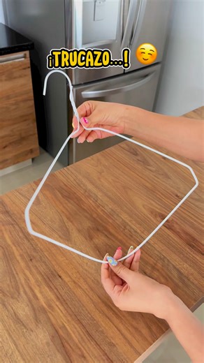 6.7M views · 100K reactions | Un basurero en segundos, solo necesitas un gancho y una bolsa 朗 ¿facil? #ideasen5mimutos #hacks #ideas #losabias #home #tipshogar | Tips de Lina | Facebook