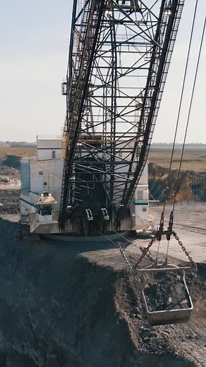 How do North America’s biggest machines move? — They drag themselves across the prairie! The P&H 9020B takes 7ft steps every 60 seconds to drag all 13 million pounds of itself into position | Earthmovers Media