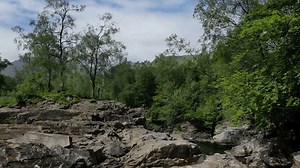 「ドローンからスコットランドの風景を眺める滝と城」の動画素材（ロイヤリティフリー）1105694661 | Shutterstock