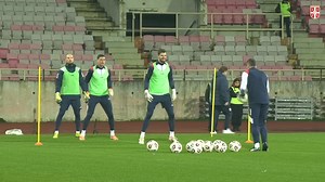 A simple but powerful reaction drill: three goalkeepers in a line, each with a number. The coach plays the ball and calls the number — the GK must either catch it or let it pass if it’s not their turn. This trains: • Selective attention • Reaction speed • Inhibitory control (act vs. don’t act) • Decision-making under pressure • Perceptual and auditory processing Pure cognitive load in a realistic goalkeeping context. #fblifestyle | Pedro Mendonça